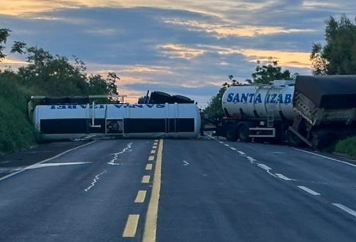 Carreta carregada com etanol tomba e interdita BR-376