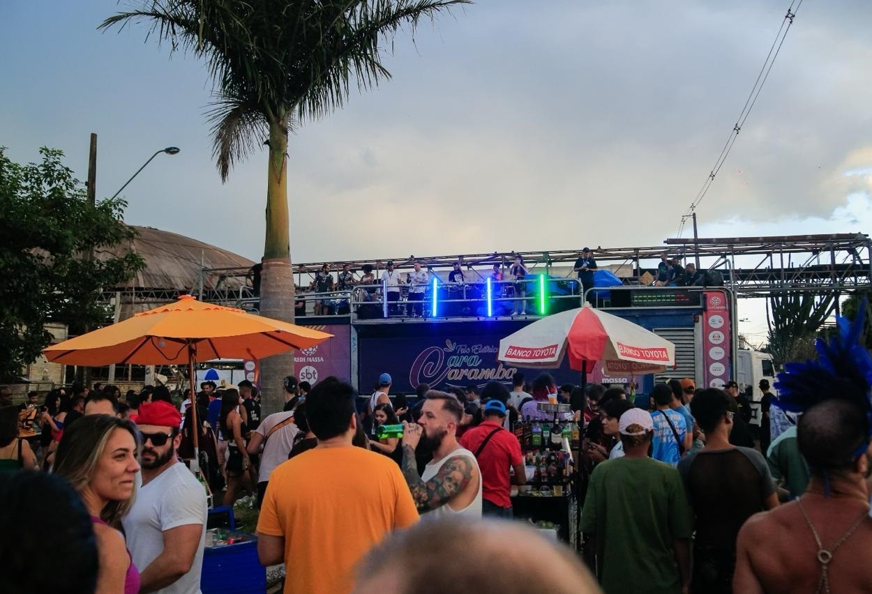 Pré-Carnaval de Maringá leva 3,5 mil pessoas à avenida Rodolfo Purpur