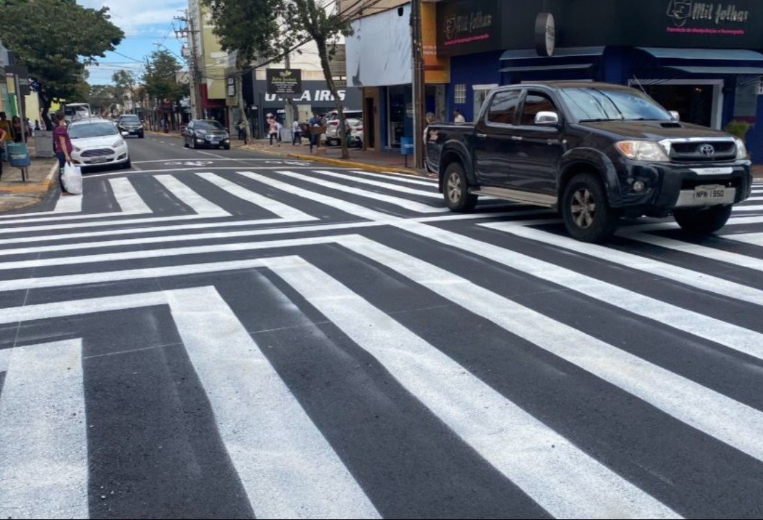 Faixa de pedestre zebrada chama atenção em Apucarana